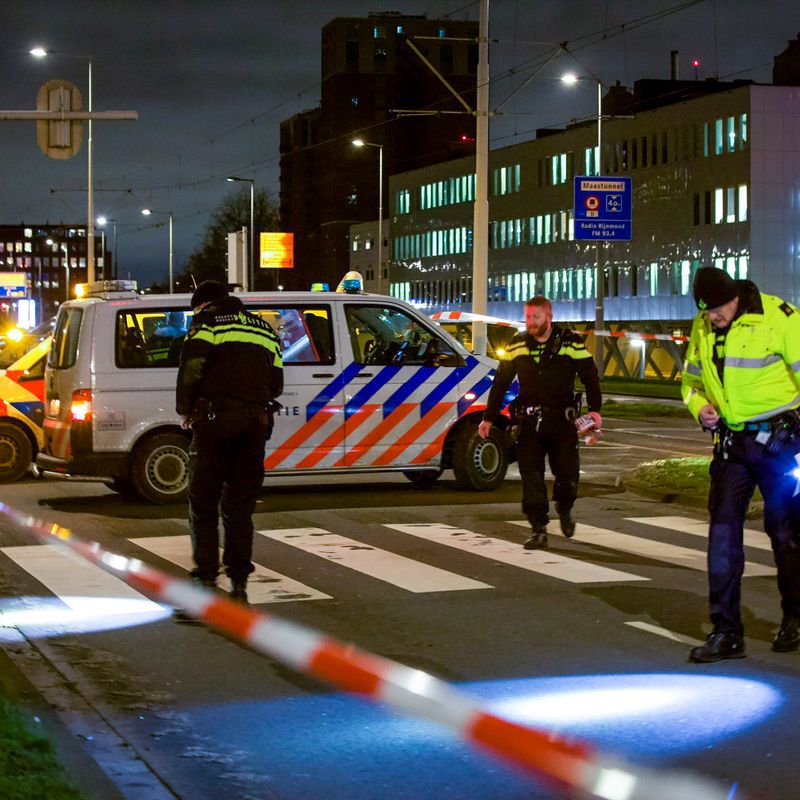 Vrouw (27) gewond na aanrijding op de Westzeedijk Rotterdam, bestuurder onder invloed van drugs ...