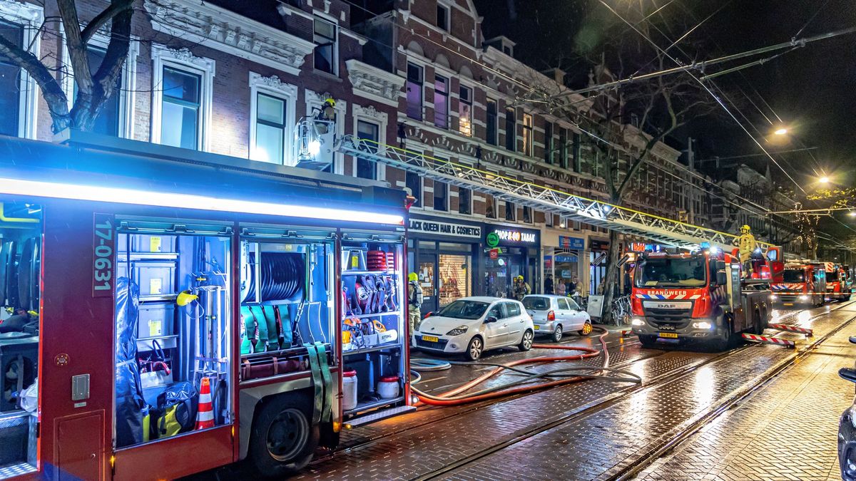 Brandweer redt bewoners met vluchtmaskers bij brand in Rotterdamse beautysalon - Rijnmond