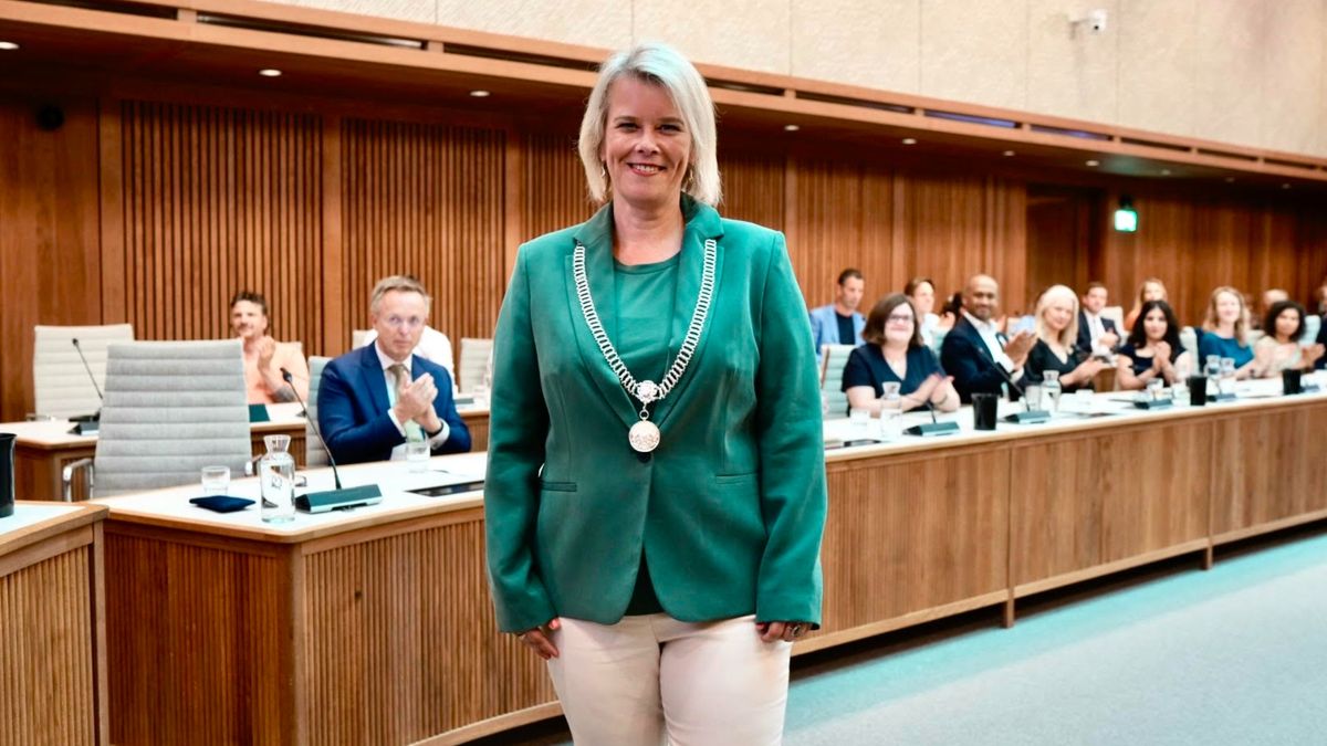 Roelien Kamminga geïnstalleerd als burgemeester: 'Als je dan je ouders ...