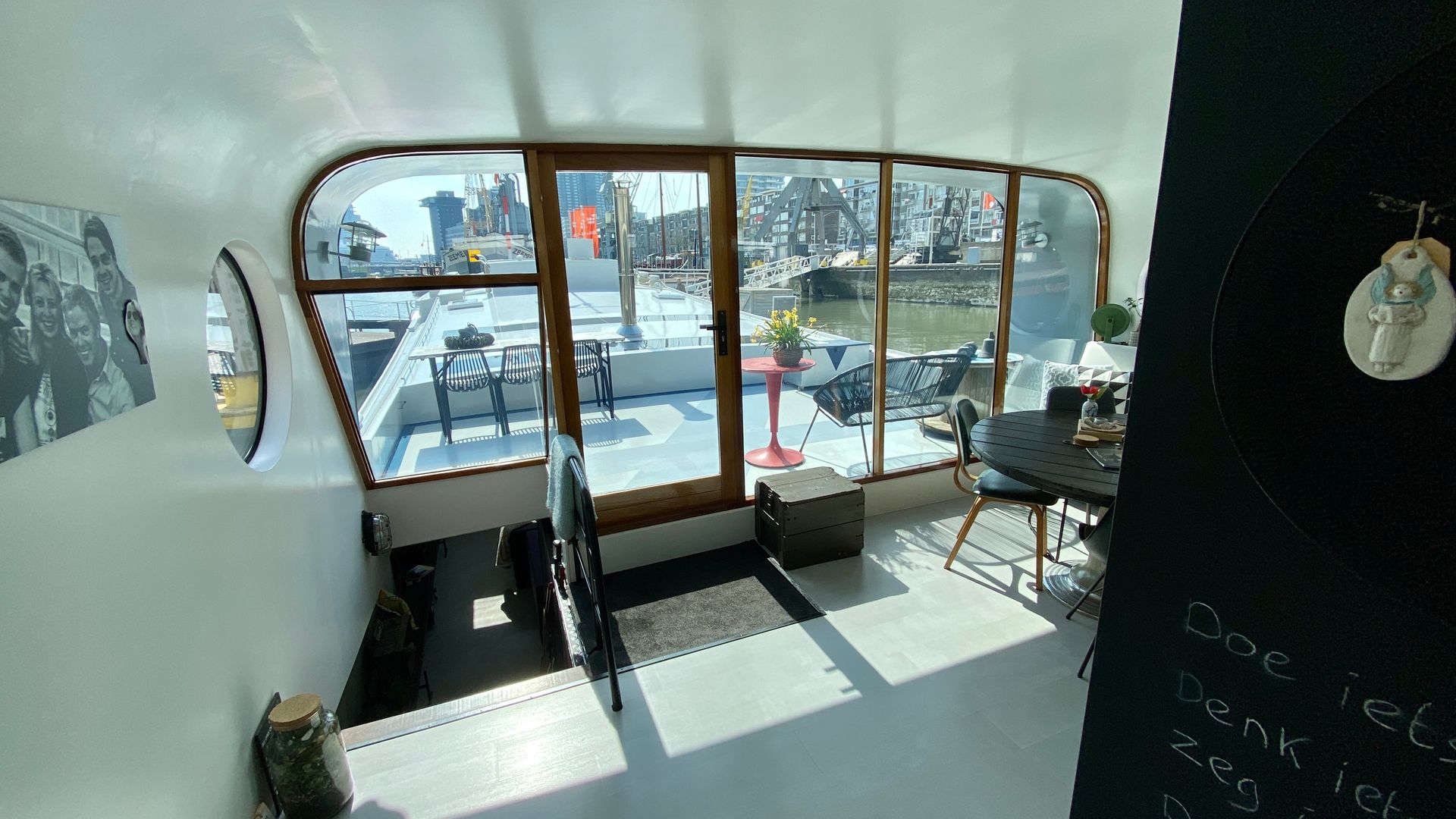 Anneke ligt met de woonboot van het jaar in hartje Rotterdam: 'dit is ...