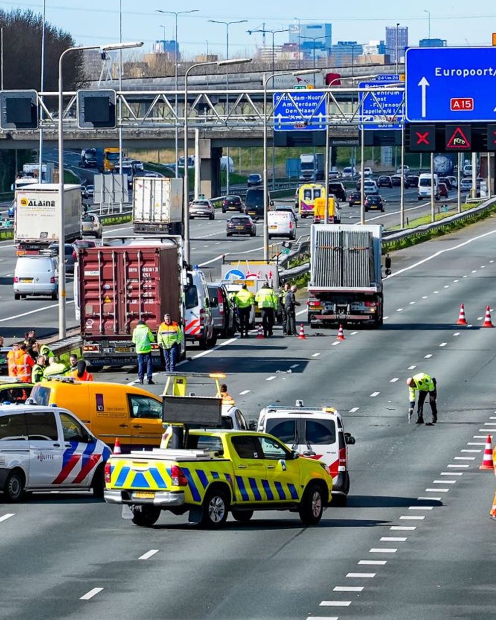 Ongeluk tussen auto en vrachtwagen, A15 inmiddels vrijgegeven - Rijnmond