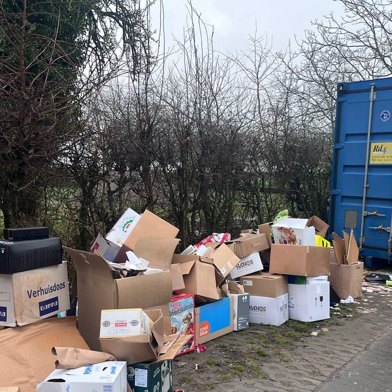 Oud-papier loopt spuigaten uit in Sint-Geertruid: containers weg - L1 ...