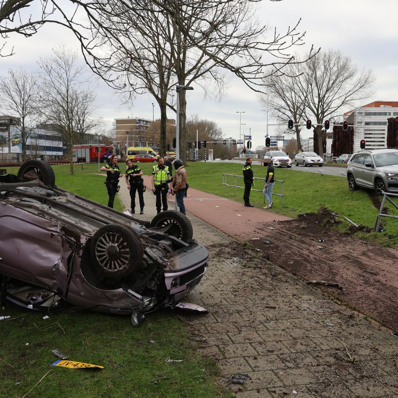 112-nieuws | Auto vliegt door hek en eindigt op dak - Hardnekkige brand in plafond - Omroep West