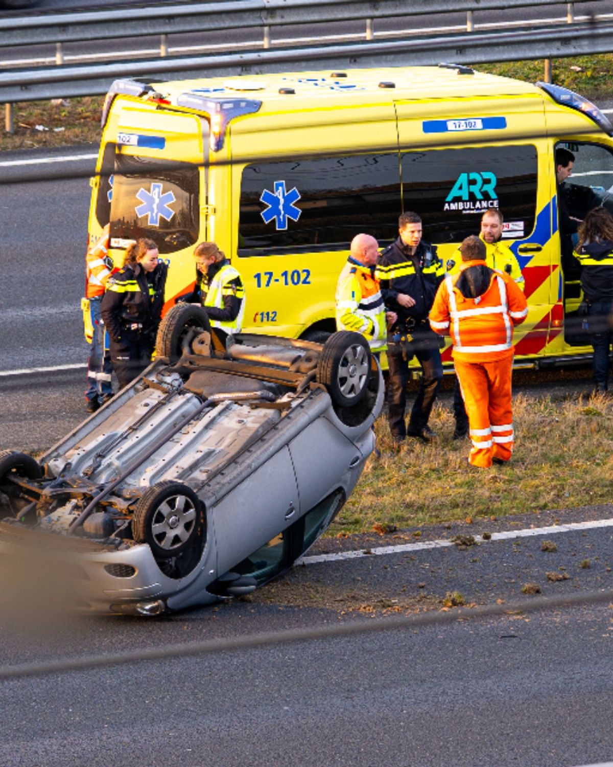 Auto op z'n kop; flinke file op snelweg - Rijnmond