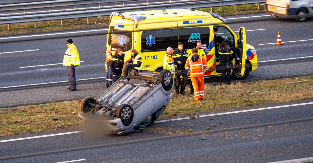 Auto op z'n kop; flinke file op snelweg - Rijnmond