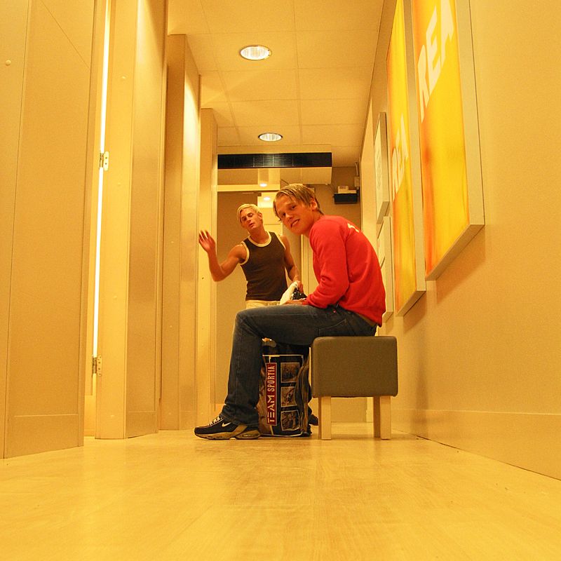 Waarom is het licht in pashokjes zo fel? - Rijnmond