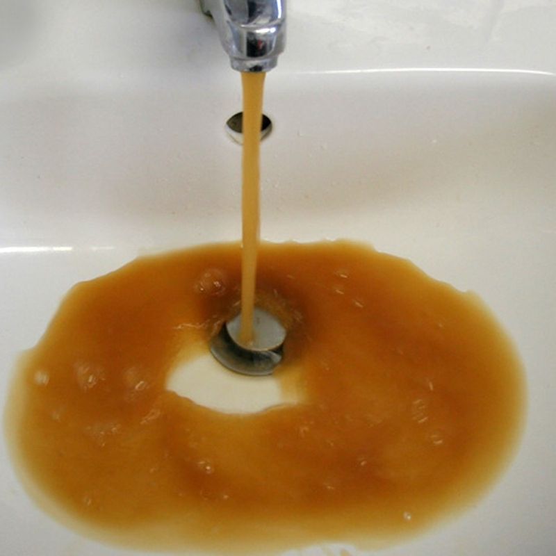 Geel water uit de kraan in Meeden - RTV Noord