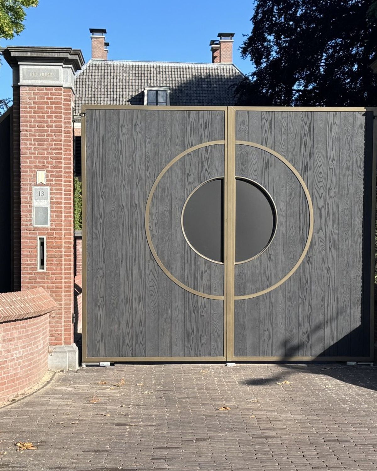 Eigenaar zet groot hek om zijn miljoenenvilla, omwonenden boos: 'Mag ...