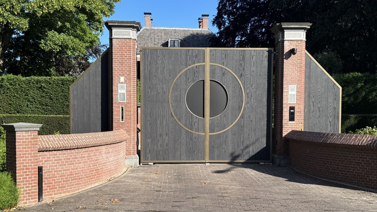 Eigenaar zet groot hek om zijn miljoenenvilla, omwonenden boos: 'Mag ...