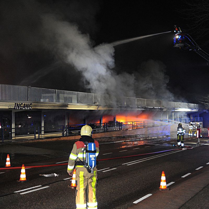 Grote brand bij autobedrijf in Heerlen - L1 Nieuws