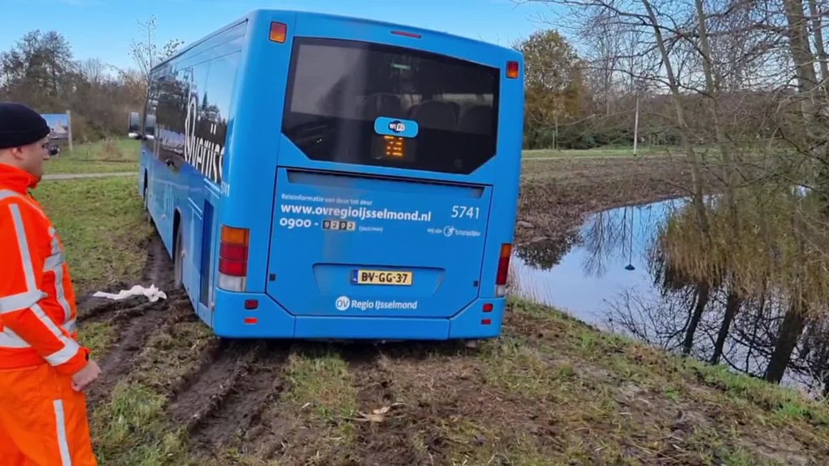 Keren naast de weg is niet het beste idee: bus rijdt zich vast in ...