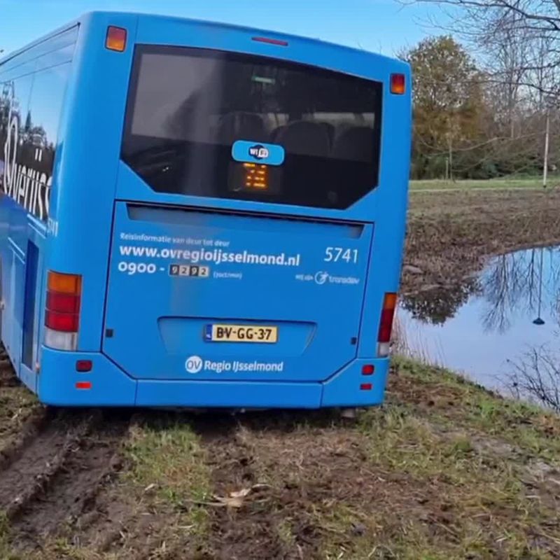 Keren naast de weg is niet het beste idee: bus rijdt zich vast in ...