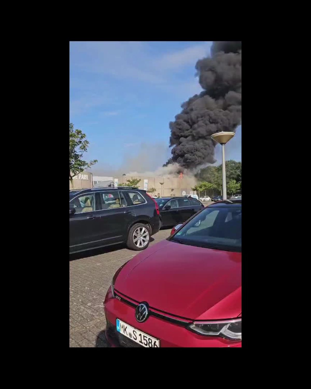 Zwarte rook bij brand in Domburg - Omroep Zeeland