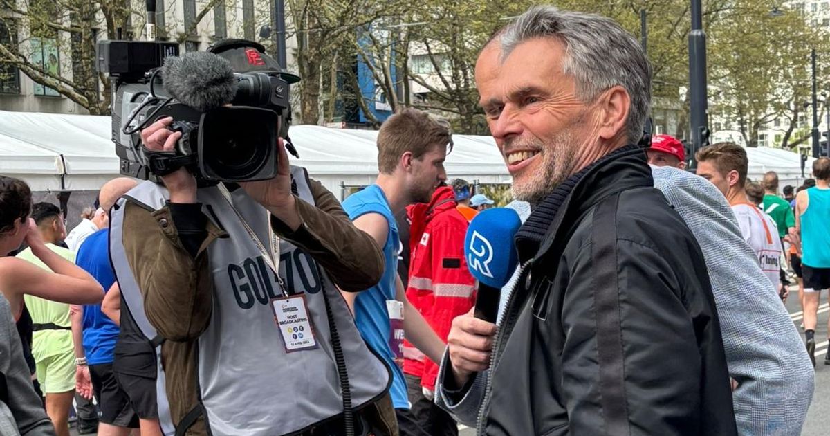 Premier Dick Schoof wacht op de Coolsingel op zijn vriendin Loes. "Het ...