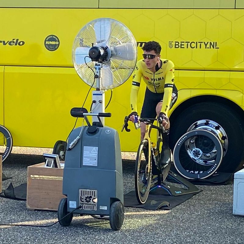 Tim van Dijke met schrik vrij na val in ZLM Tour, ondanks hevige pijn ...