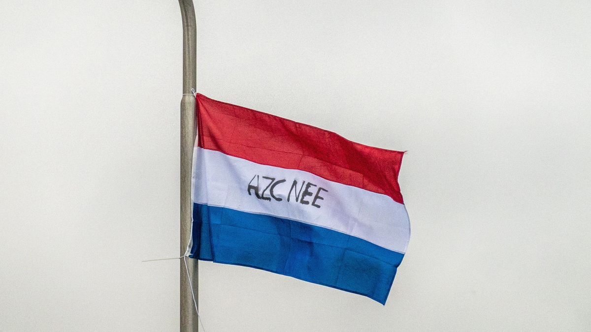 Nederlandse vlaggen uit protest tegen azc Houten weg na overleg - RTV ...