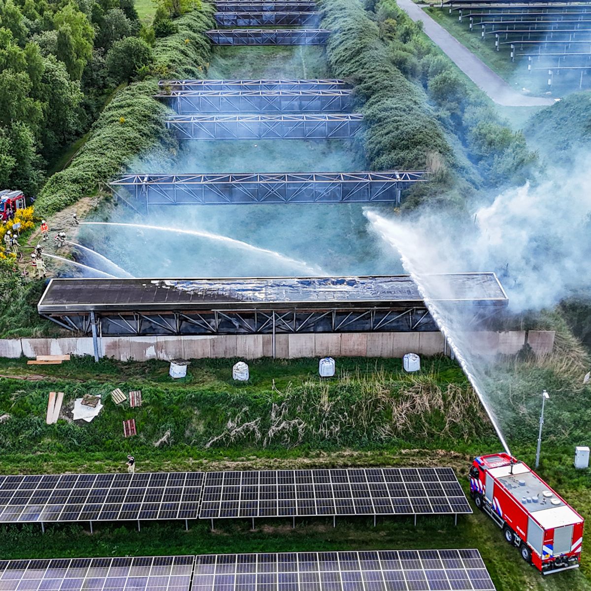 Brand op lastig te blussen plek bij schietvereniging in Emmer ...