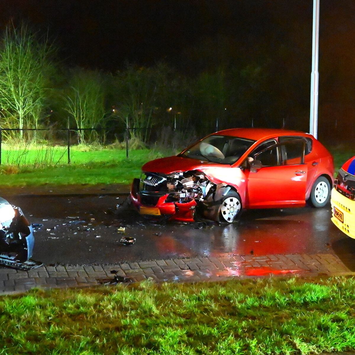 Gewonde en veel schade door botsing bij Goutum | Omstanders redden man uit stadsgracht ...