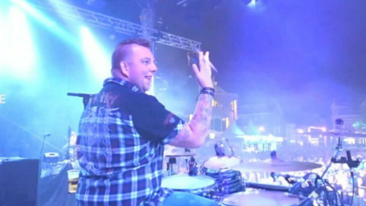 Drummer Mooi Wark in ziekenhuis: 'Eem kalm aan' - RTV Drenthe