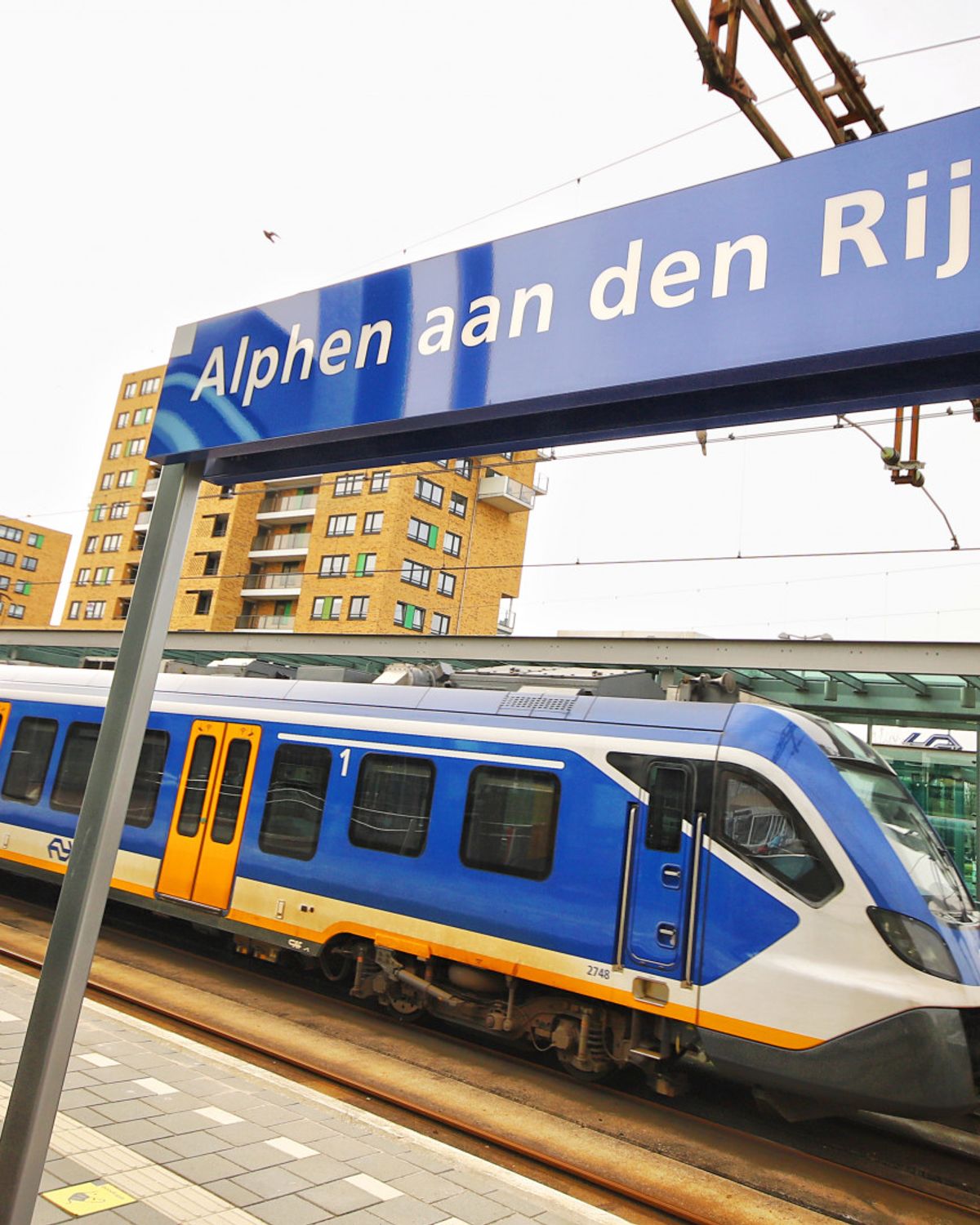 Agent gewond geraakt terwijl man van treinspoor wordt gehaald - Omroep West