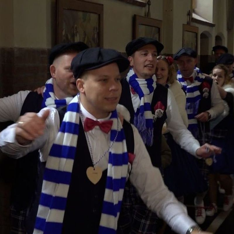 In polonaise door de kerk: 'Niet verkleed val je buiten de boot ...