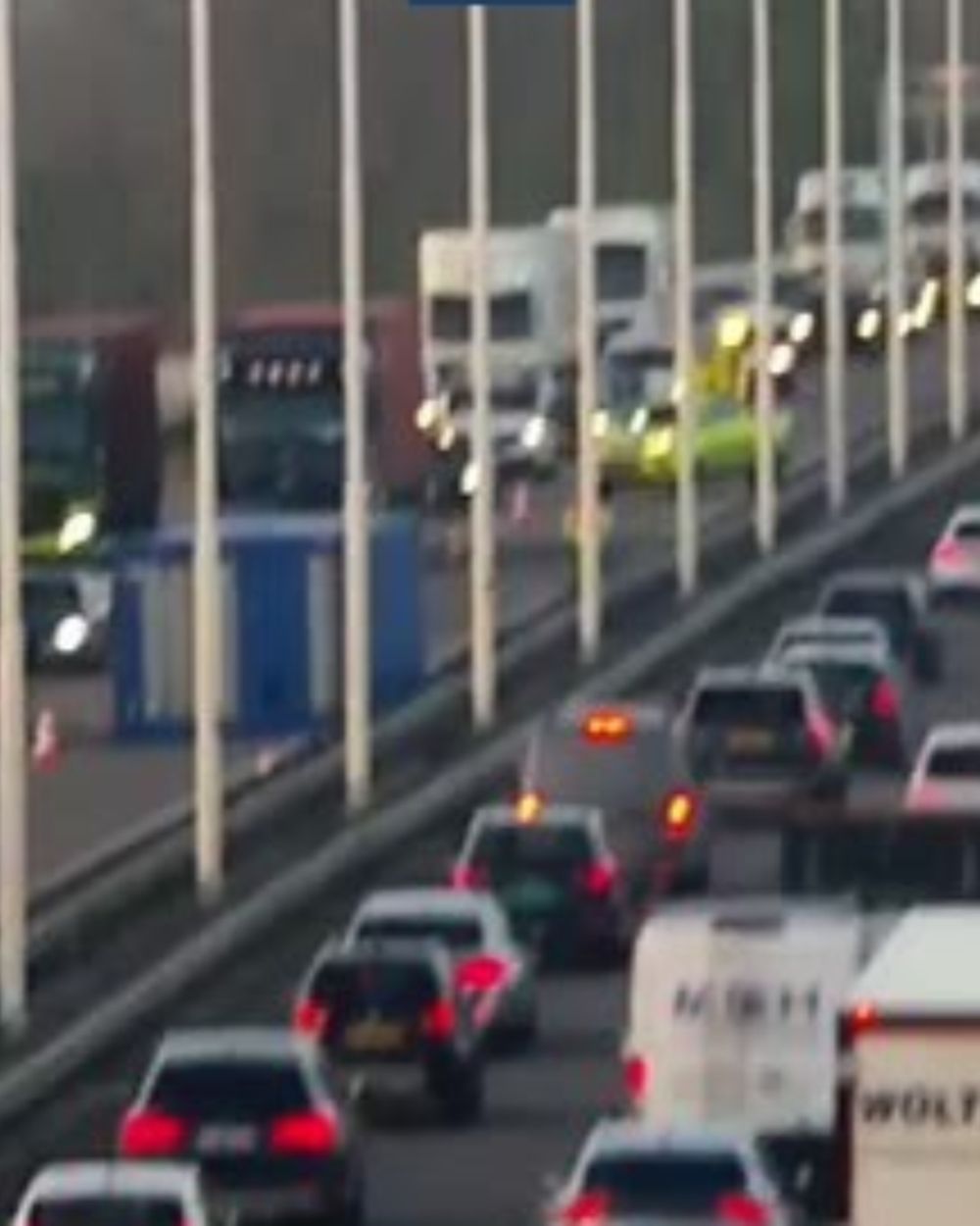 Container valt van vrachtwagen op A16 richting Moerdijkbrug - Rijnmond