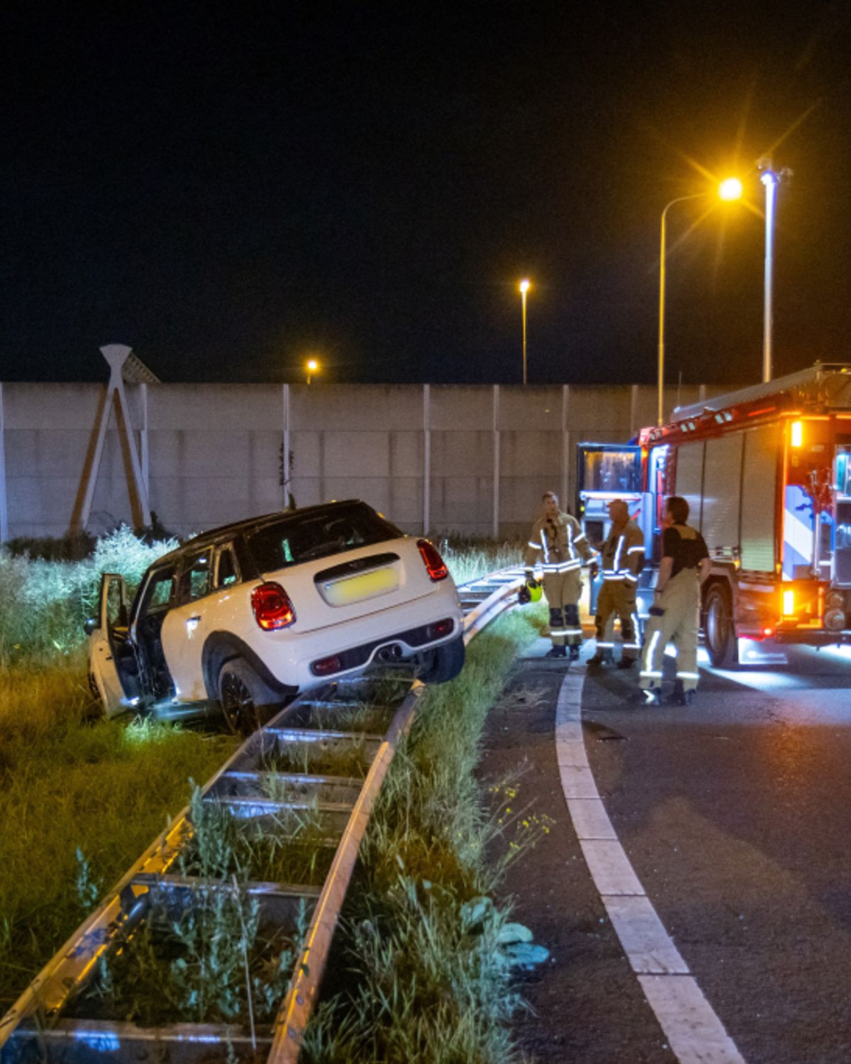 Bestuurder parkeert auto op vangrail en gaat er vandoor | Auto en bestelbus in brand - Rijnmond