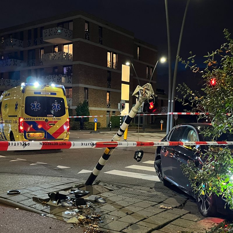 Totale ravage op kruispunt na ongeluk met twee auto's - Rijnmond