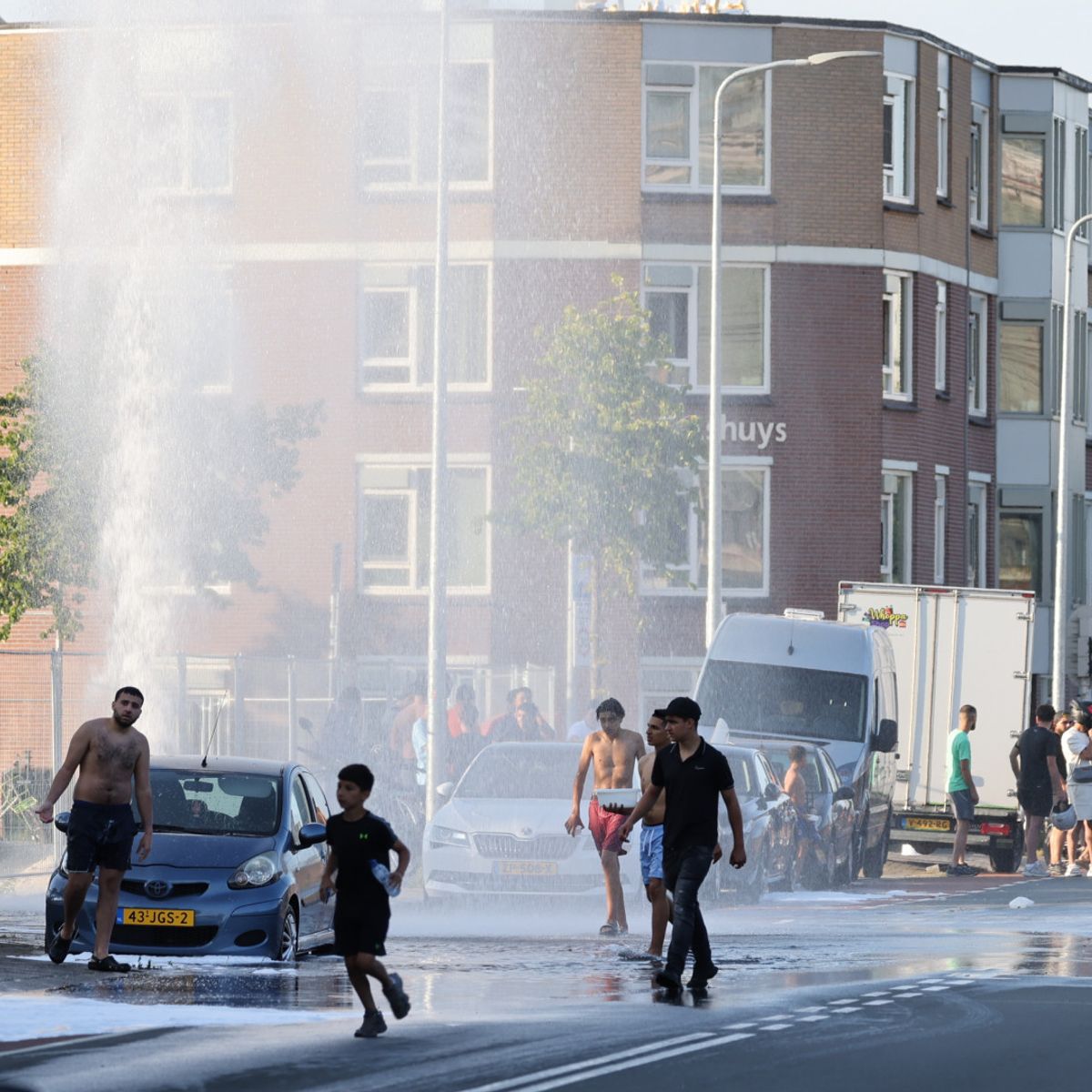 Volle stranden, recreatieplassen, parkeerplaatsen en spuitende ...