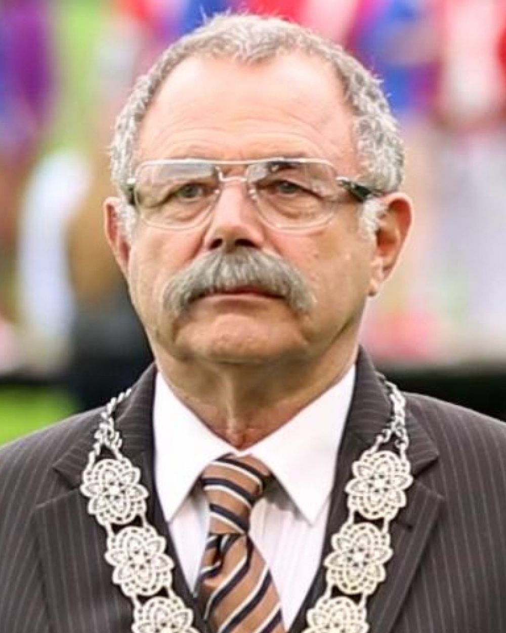 Robert speelt bijna vijftien jaar in tv-reclames: 'Die snor zit niet ...