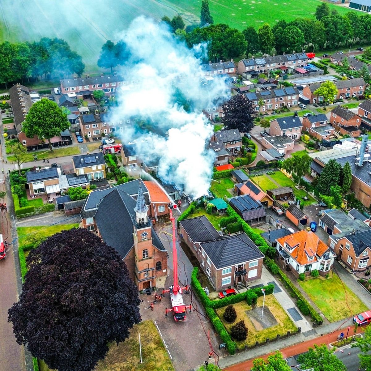 Brand met veel rook bij kerk in Stadskanaal - RTV Drenthe