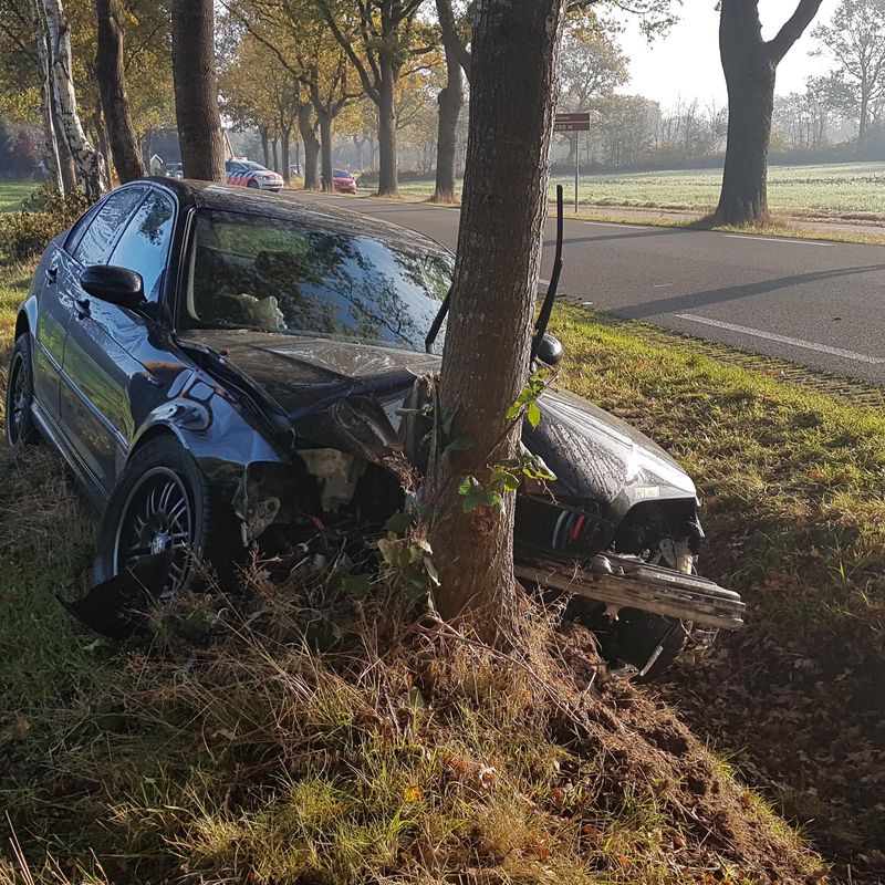 Bestuurder gewond bij botsing tegen boom - RTV Drenthe