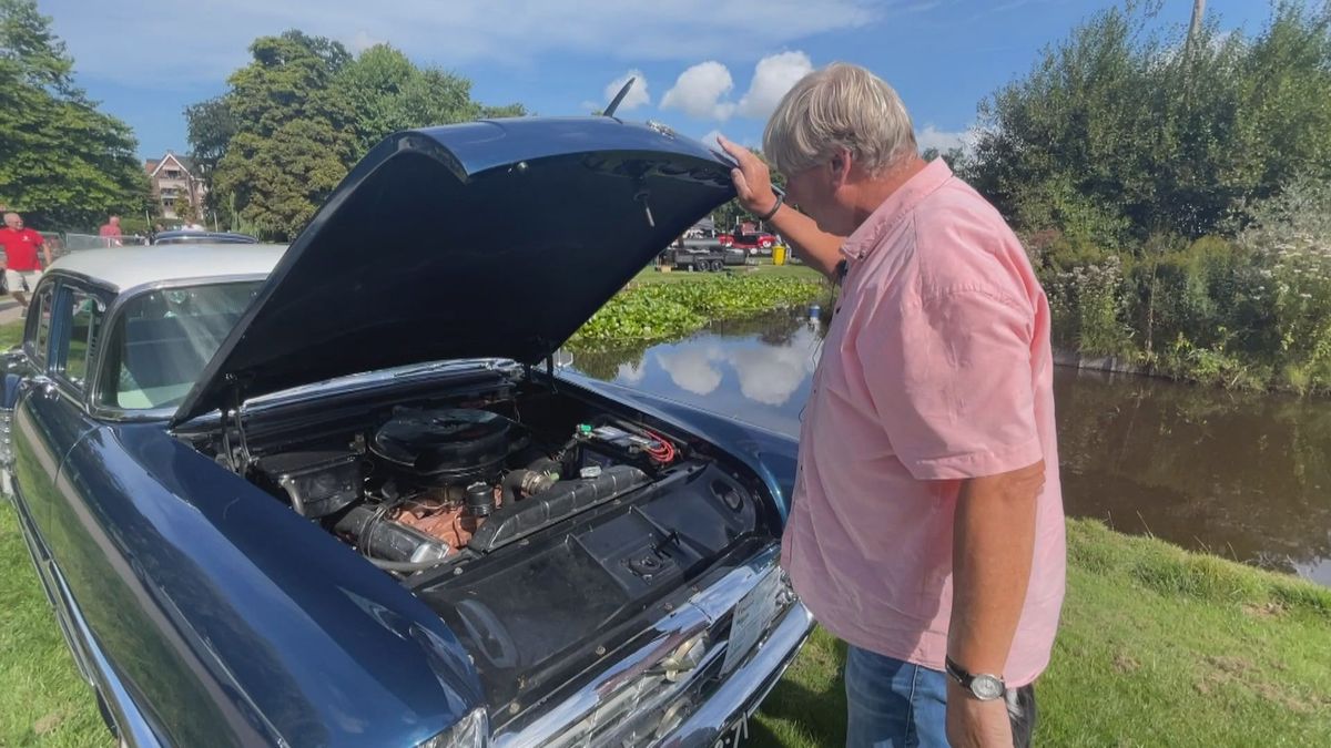 Piet Nicola heeft maar liefst acht oldtimers om te bewonderen op het Oldtimer Festival - Omroep West