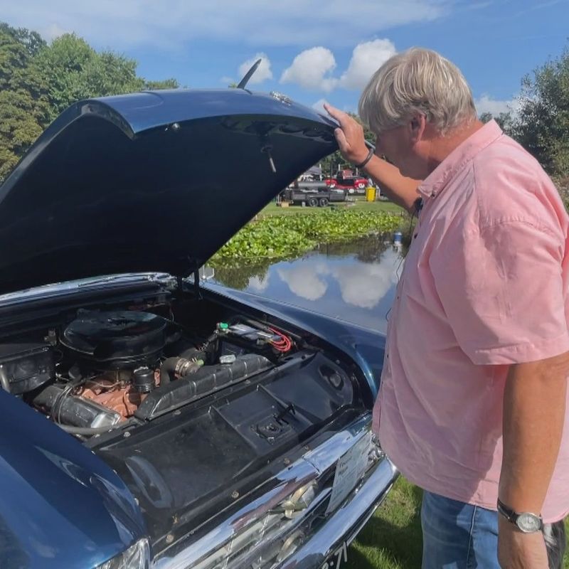 Piet Nicola heeft maar liefst acht oldtimers om te bewonderen op het Oldtimer Festival - Omroep West
