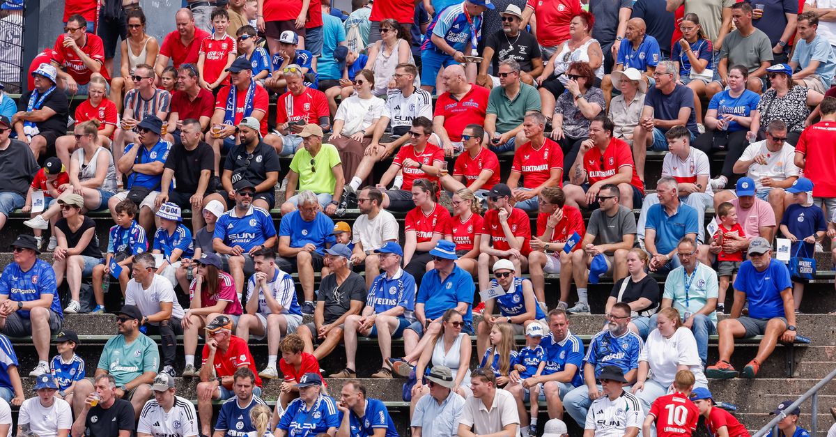 FC Twente speelt speciale jubileumwedstrijd tegen Schalke 04 - Oost