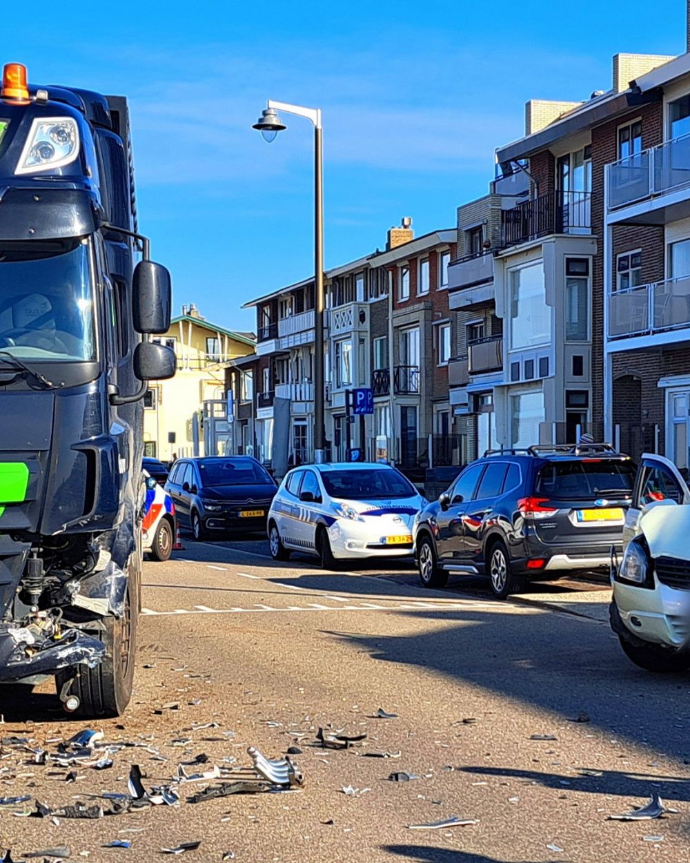 112-nieuws | Veel schade bij botsing vrachtwagen en auto - Automobilist bedreigd met wapen bij ...