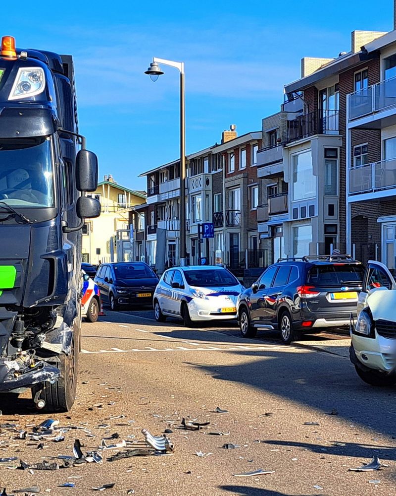 112-nieuws | Veel schade bij botsing vrachtwagen en auto - Automobilist ... 112-nieuws | Veel schade bij botsing vrachtwagen en auto - Automobilist ...