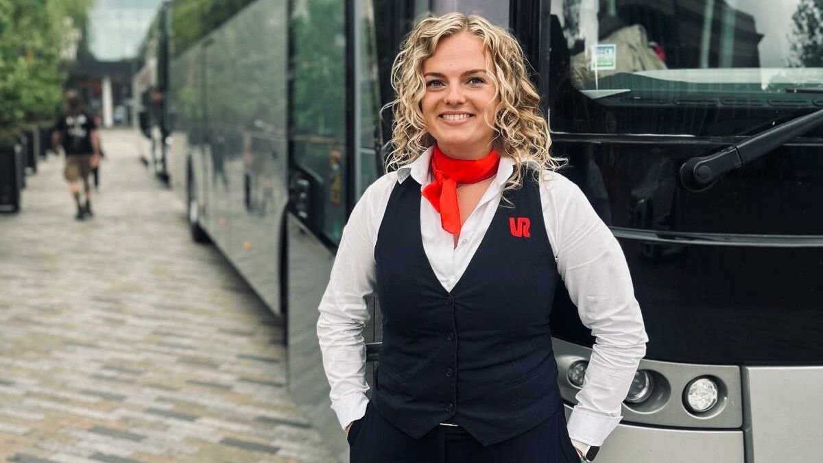 Tourbuschauffeur Tirza laat duizenden volgers meereizen met haar ...