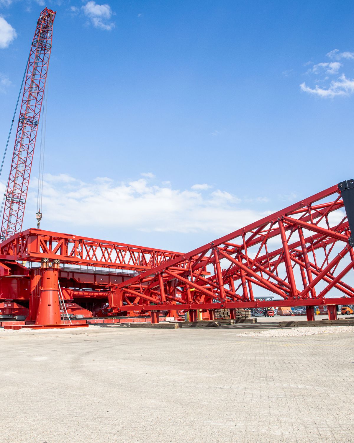 Recordkraan wordt als een bouwpakket in elkaar gezet in Westdorpe: 'Dit ...