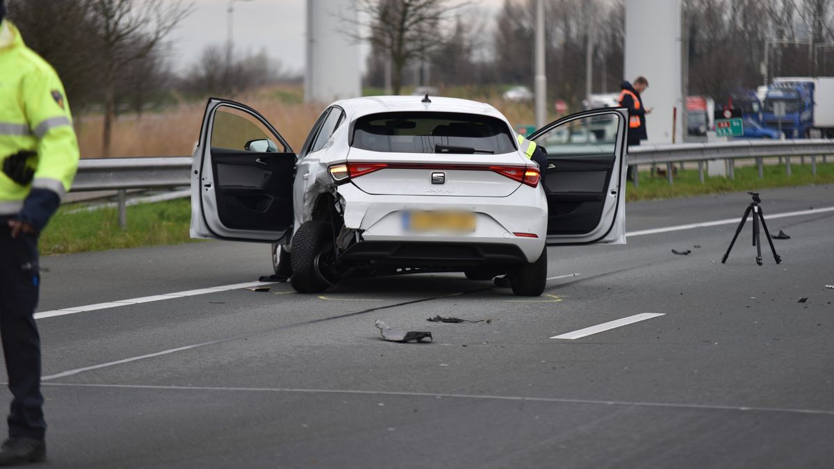 Bestuurder rent weg na zwaar ongeluk op snelweg, zoekactie door politie ...