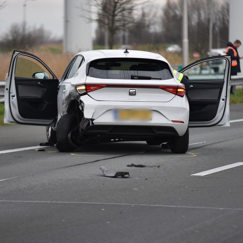 Bestuurder rent weg na zwaar ongeluk op snelweg, zoekactie door politie ...