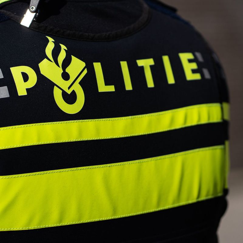 Man (20) met 'verboden teken' aangehouden bij anti-azc protest - Omroep ...