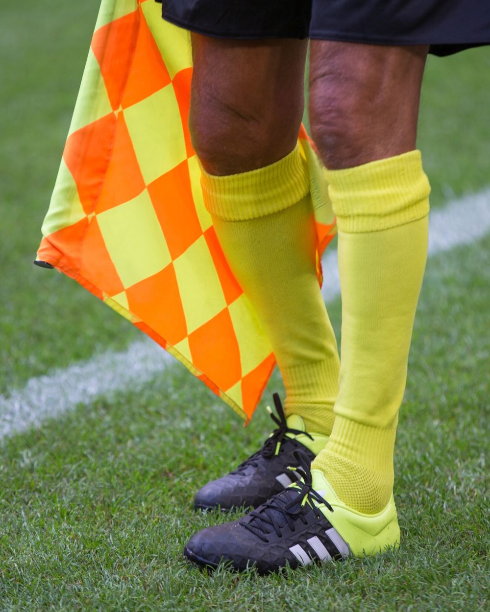 Voetbalwedstrijd ontspoort na rode kaarten bij damesvoetbal: Slener (18 ...