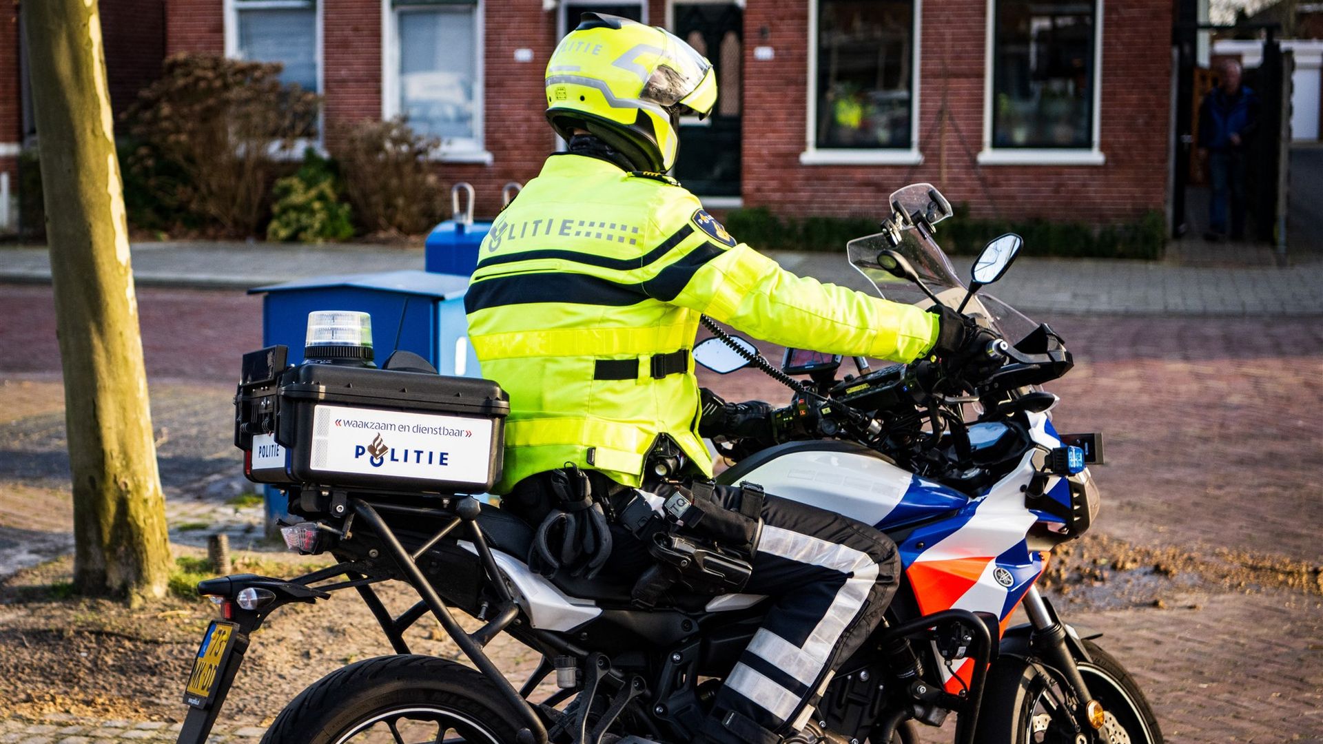 Motoragent rent achter snorfietser aan om bestuurder te pakken te ...