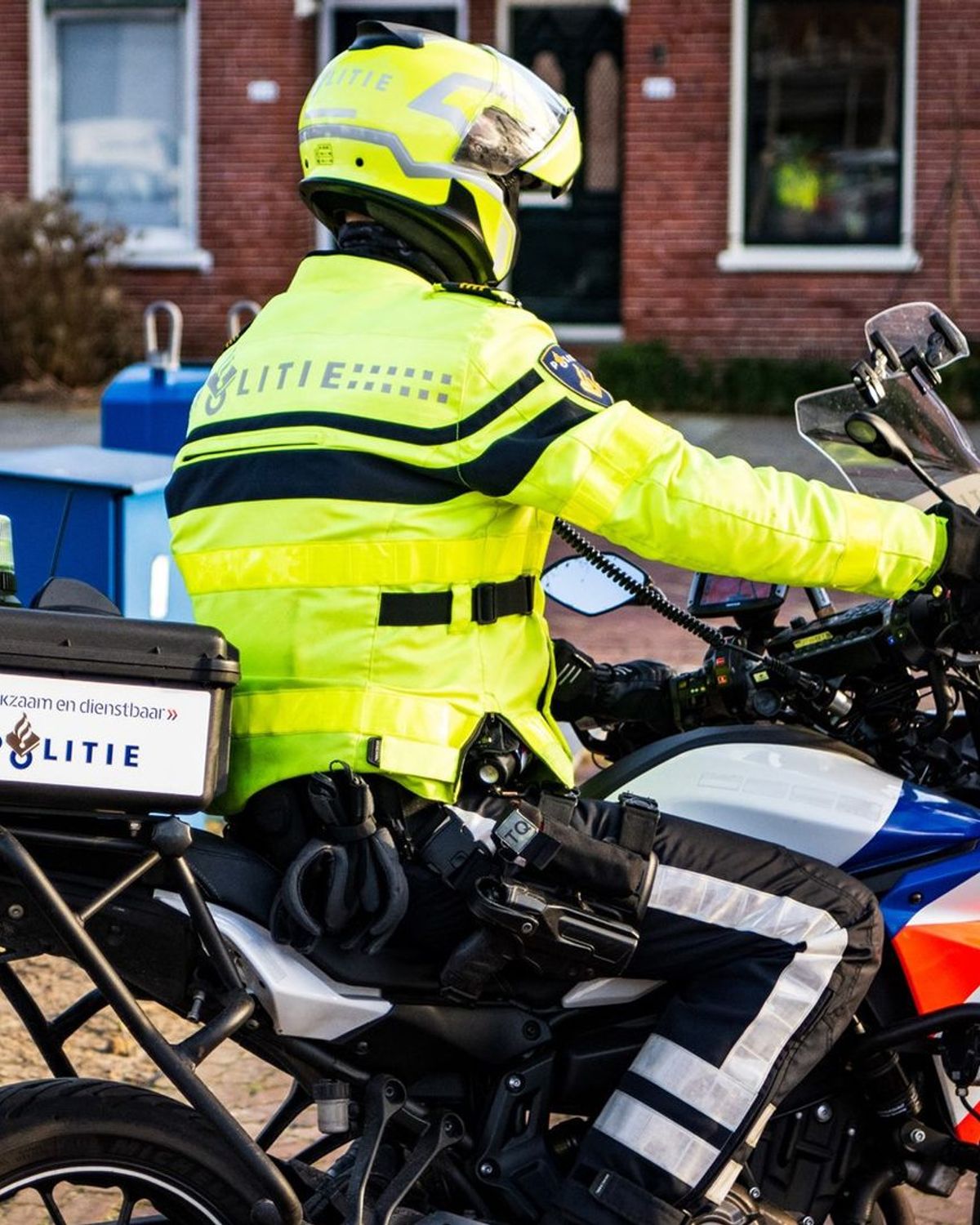 Motoragent rent achter snorfietser aan om bestuurder te pakken te ...