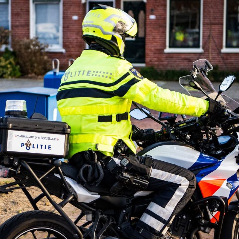 Motoragent rent achter snorfietser aan om bestuurder te pakken te ...