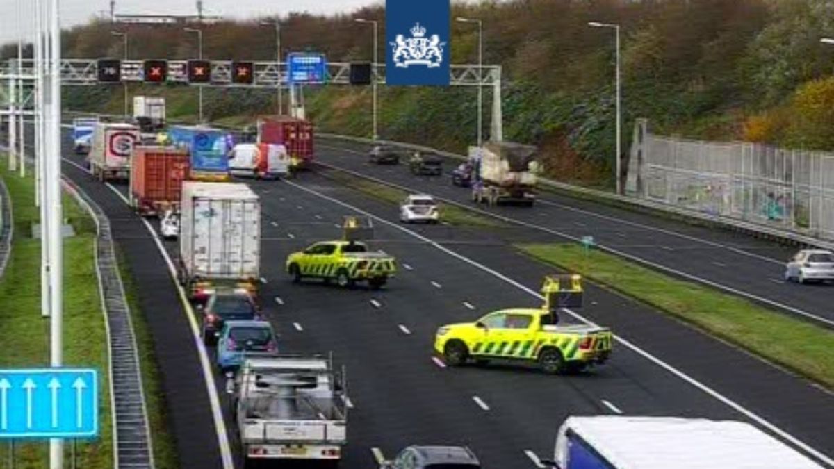 Botsing tussen vrachtwagens en auto's zorgt voor vertraging op snelweg - Rijnmond