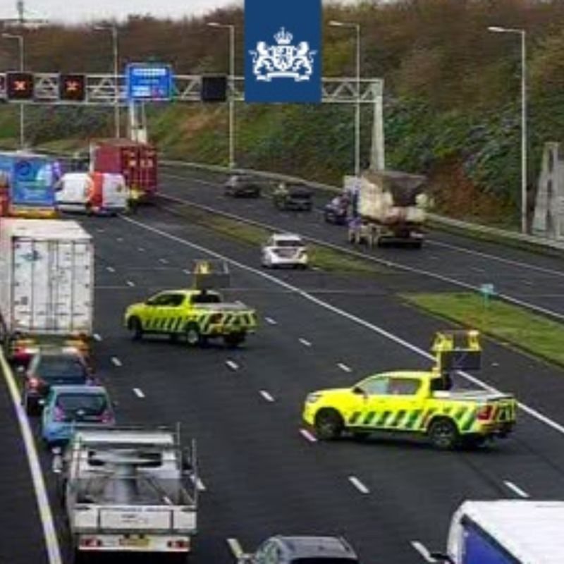 Botsing tussen vrachtwagens en auto's zorgt voor vertraging op snelweg - Rijnmond