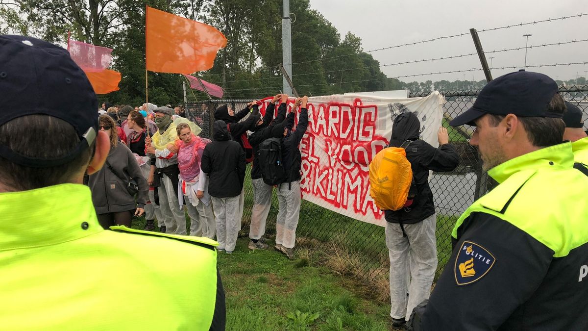 Politie heeft spijt van wapenstok bij demonstratie Code Rood in Amsweer ...