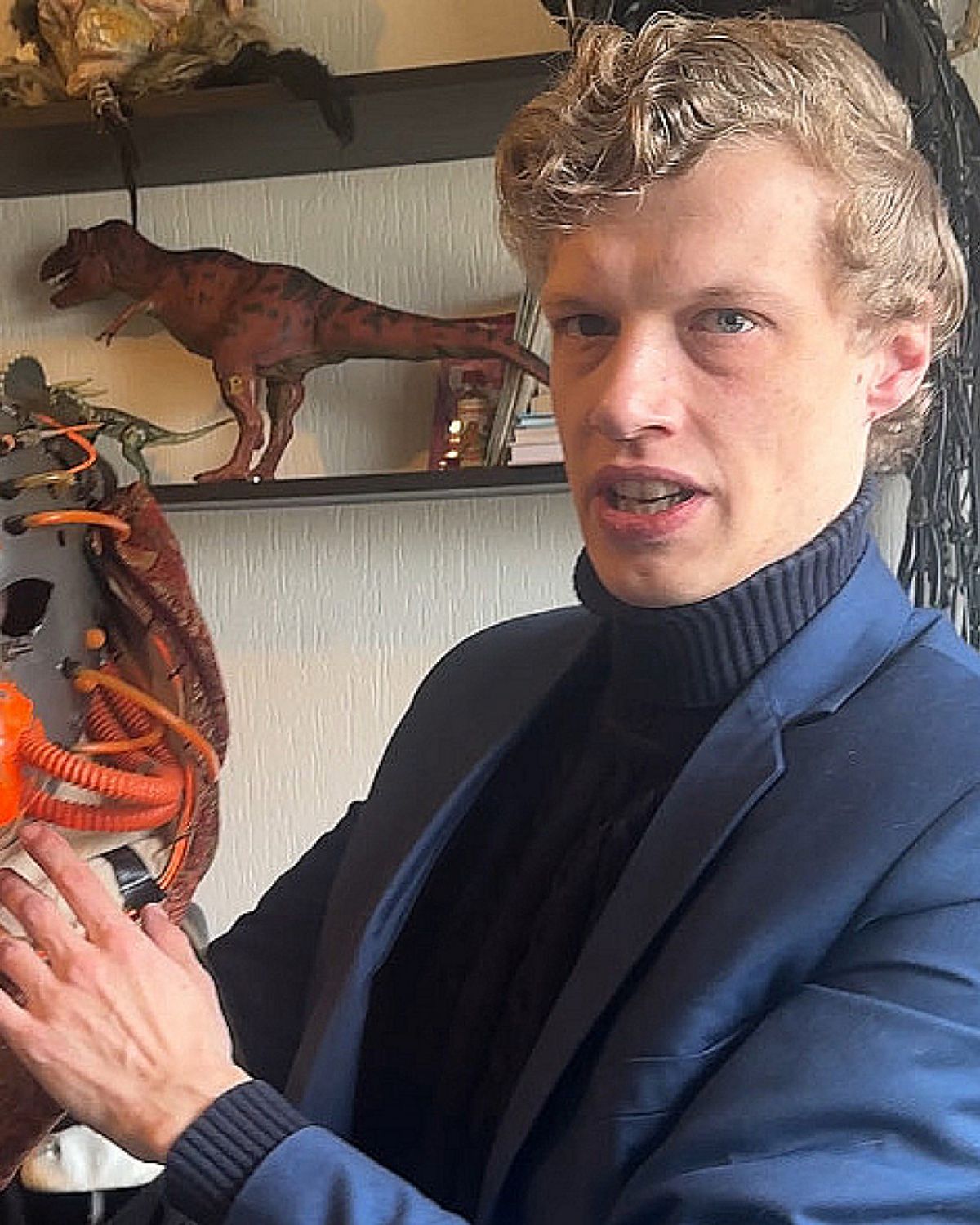 Steyn maakt maskers op zolderkamer die te zien zijn in videoclips ...